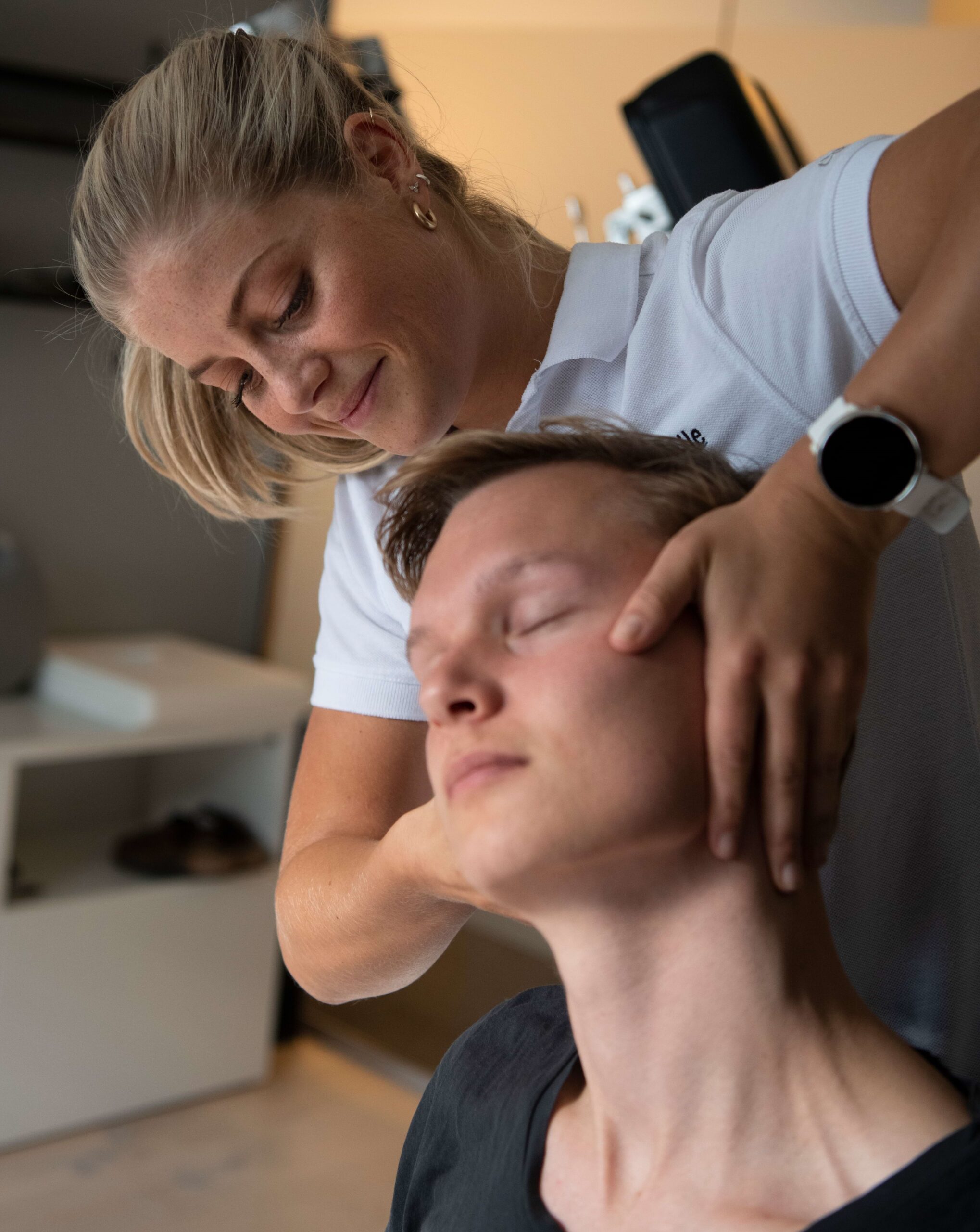 Kink i nakken – Årsaker og behandling | Klinikk for Alle